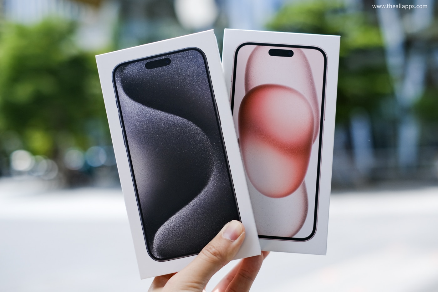 พรีวิว iPhone 15 Pro Max สี Black Titanium และ iPhone 15 Plus สีชมพู ...